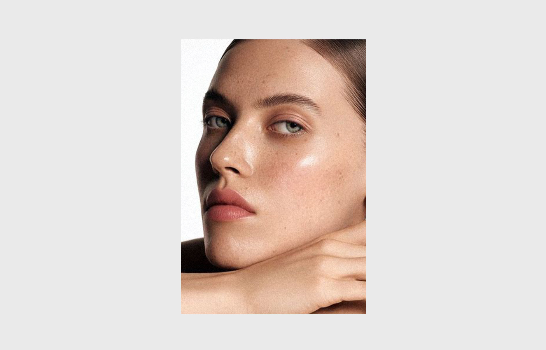 Топ тональных средств — подборка косметических продуктов